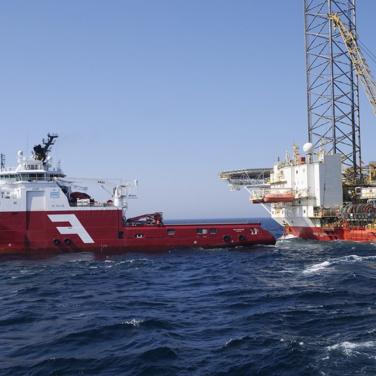 A Guide to Offshore Vessels and Facilities in the Oil and Gas Industry in Malaysia - Azmi ...